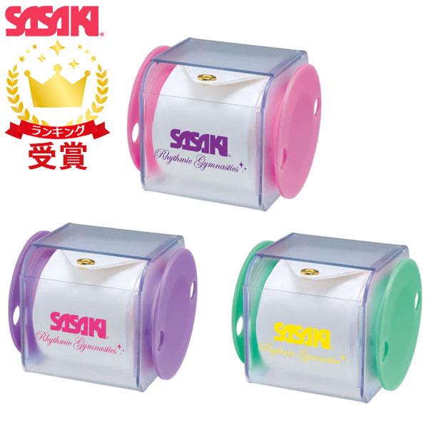 【商品説明】使いやすさはそのままに、NEWカラーでリニューアル。大切なリボンをくるくる巻いて収納できる専用ケース。収納時は両サイドのパネルで簡単に巻き取ることができ、使用時は先端を引けば簡単に取り出すことができます。極力リボンにシワを付けた...