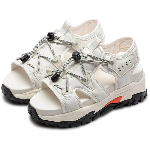 アキクラシックの定番モデルのアーバントラッカーをテーマにした日本限定販売の厚底サンダル。◯シューズアッパー/合成皮革・合成繊維、アウトソール/ゴム底(EVA)ベトナムAKC-0073-CRM【03001312700000000】【02102...