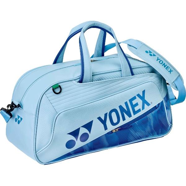 同シリーズのトーナメントバッグ(品番BAG2641WY)よりもコンパクトなサイズ感で普段使いにも便利なボストンバッグです。◯ダッフル・ボストンPU+ポリエステル幅55cm×奥行22cm×高さ28cm中国【04702000000000000】...