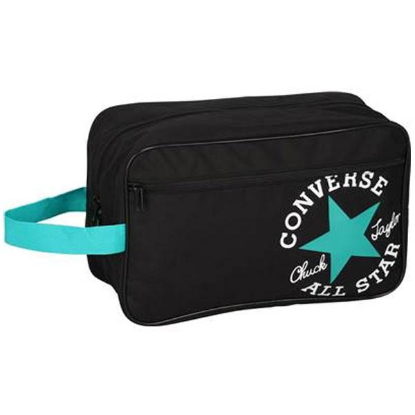 CONVERSEのシューズケース。撥水加工あり。ファスナー付きポケット仕様で小物を分けて収納できます。部活やジム、室内での観戦時など様々なシーンでご使用頂けます。◯ケース素材：ポリエステルサイズ：21×34×14cm原産国：中国【02904...