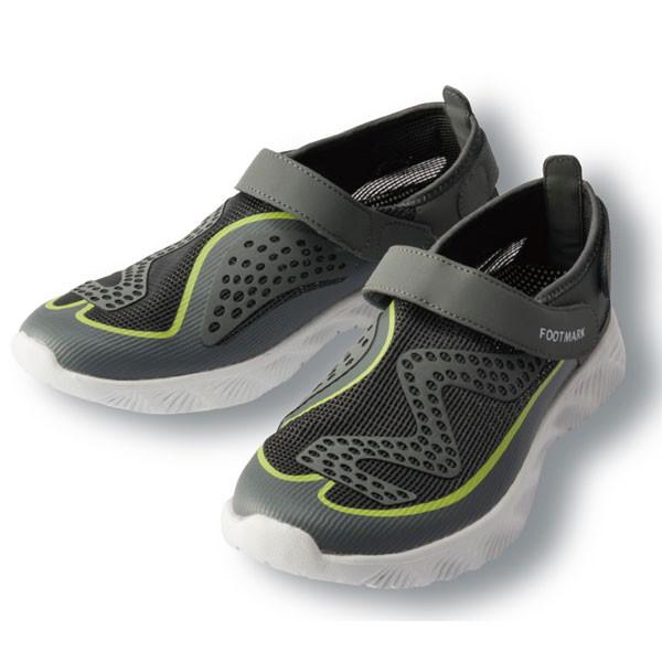 アッパー部は水はけの良いメッシュ素材を使用しています。水を吸わず軽く履くことが出来ます。※カビも発生しにくく、メンテナンスも簡単です。間口が広くシューズの脱ぎ履きが簡単です。前後のマジックベルトでサイズ調整が簡単です。※調節後は脱げにくくな...