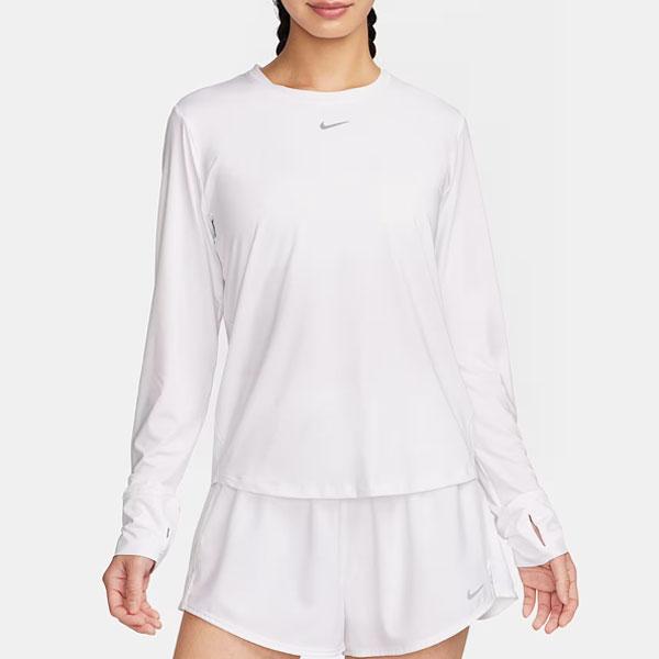 ナイキ ワン クラシック トップは、ワークアウトからくつろぎの時間まで、あらゆるシーンに対応する一枚。 軽量でシルクのように滑らかな素材は速乾性が高く、どんなシーンでも活躍します。 流行に左右されないゆったりとしたフィット感のスタイルで、速...