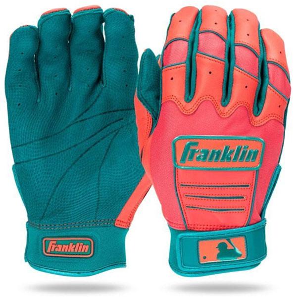 MLBプロが使用する最も人気のあるフランクリンのバッティンググローブ中で最も人気のある「CFX PRO」シリーズ手甲部の3本ラインの「テクトニックフィット」が、柔軟性を提供。掌はピタード社の最高級一枚革にデジタル型押しを施しどんな状況でも柔...
