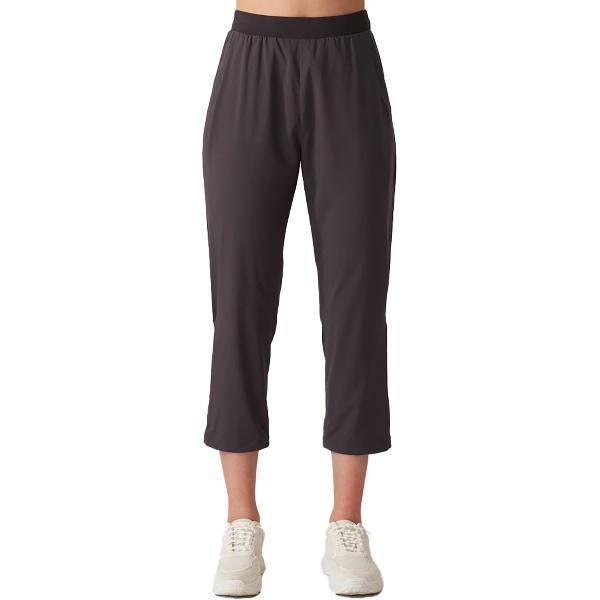 細見え効果のあるバックデザインがポイント。裾〜脇にかけてドローコードでボリューム調整可能。後身の切替ラインがポイント。ウエストの2way素材は肌アタリが良く、ウエストを優しくホールドします。裾から脇にドローコードが入っており、【裾を絞った形...