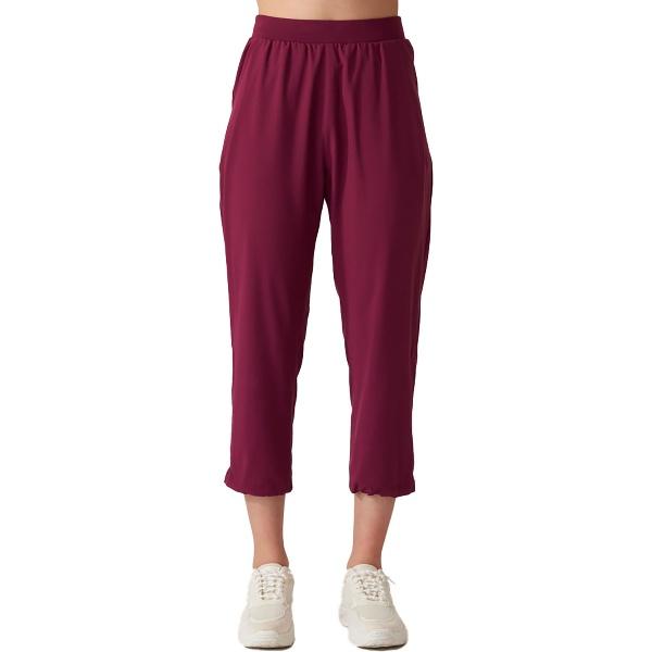 細見え効果のあるバックデザインがポイント。裾〜脇にかけてドローコードでボリューム調整可能。後身の切替ラインがポイント。ウエストの2way素材は肌アタリが良く、ウエストを優しくホールドします。裾から脇にドローコードが入っており、【裾を絞った形...