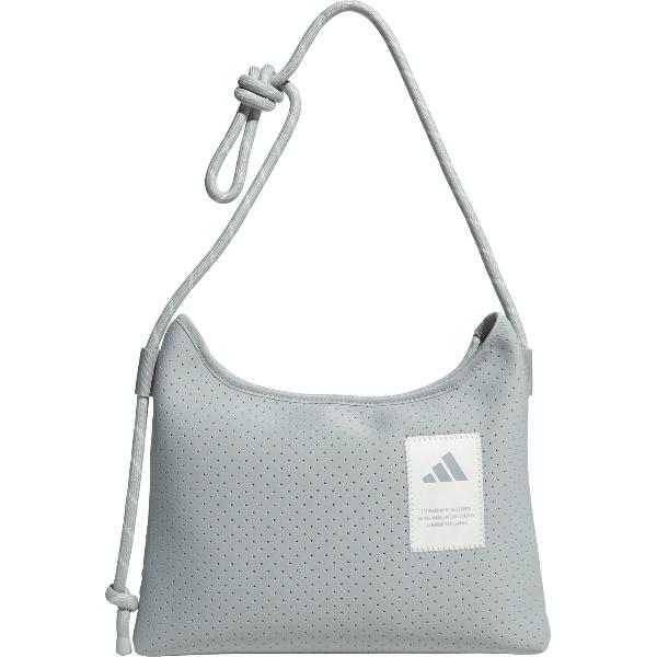 スタイルと実用性が融合した、マストハブ サコッシュ シーズナル。日常の必需品を入れる信頼できるお供を探しているなら、このバッグはニーズにぴったりのデザイン。洗練されたデザインと機能により、形と機能の両方を重視する方に最適。ジップクロージャー...