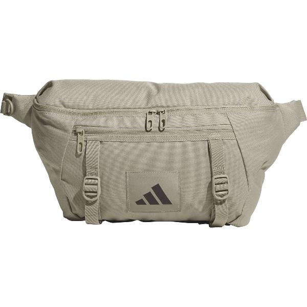 通勤中でも、友達とディナーに行くときでも、このadidasのクロスボディバッグなら必需品の収納、取り出しが楽々。コンパクトなデザインながら、メインコンパートメントは広々と使えて、ポケットも多数付属。長さを調整できるショルダーストラップで自分...