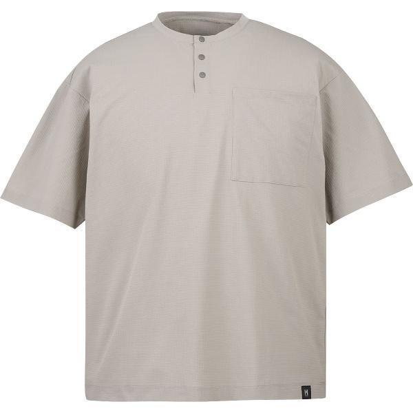 抜群の通気性と動きやすさを備えたメッシュTシャツ。微細なメッシュの薄手ニット生地「CAVE」は優れた伸縮性と高い通気速乾性によって暑い季節でも快適な着心地を実現しました。締め付け感の少ない自然なシルエットで日常にも溶け込みやすく、デイリーユ...