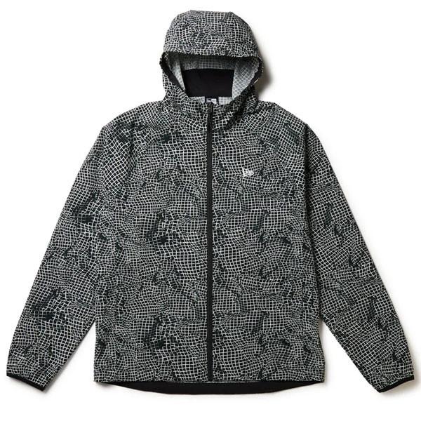 軽量で撥水性に優れた DRYERA（ドライエラ）機能を有するストレッチウーブン素材を採用。頭の形状にフィットする立体構造のフード。ベーシックなブラックと立体感のあるグリッド柄を採用。左胸にフラッグロゴ、背面にワードマークロゴをレイアウト。動...