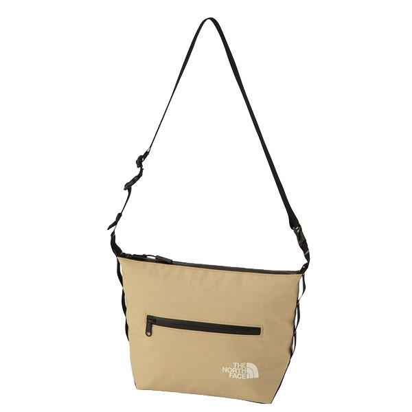 高い保冷力と軽さを備えた、容量3Lのソフトクーラーポーチです。500ml缶を立てた状態で3本まで収納可能なサイズ。小物の収納に便利なフロントのファスナー付きポケット、小物を連結できるデイジーチェーンなど、収納性も多彩。メイン素材に耐水性と耐...