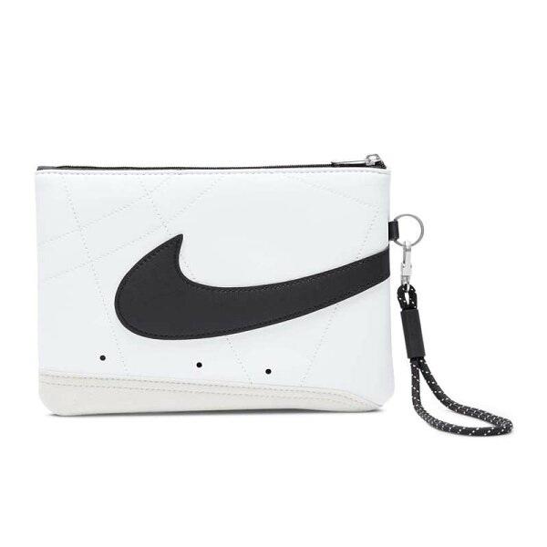 Nike Iconsシリーズかつてバスケットボールシューズとして初めて登場したブレーザーのデザインを盛り込んだラージリストレット。スマートフォンや必需品を収納可能なラージリストレット。ジッパー付きで、現金やカードを持ち運び可能なスリーブが内...