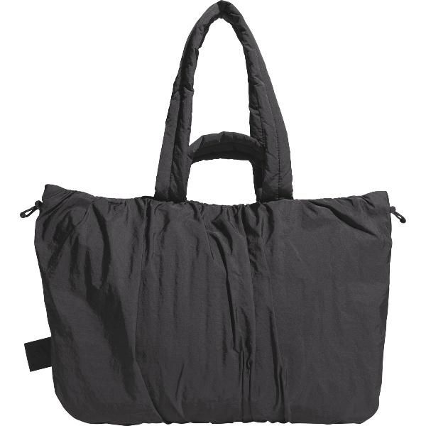 ソフトで超軽量なナイロン素材を使用したトートバッグ。素材の特徴を生かしてバッグ全体にギャザーを入れ、女性らしい柔らかいデザインに仕上げました。2WAYで持つことのできるハンドルもテープではなく身生地＋中綿を使用し、柔らかく手に食い込みにくい...