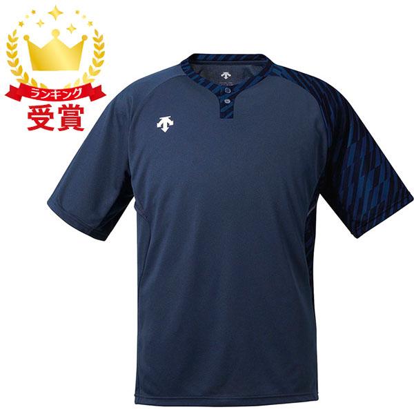 脇部分にDスリットカットを搭載した、2ボタン仕様のベースボールＴシャツ。アシンメトリーの昇華柄が特徴。#デサント#DESCENTE#野球機能：吸汗速乾原産国：ベトナム【製品寸法】XA : バスト:126, ゆき丈:54, 身丈:78.5XB...