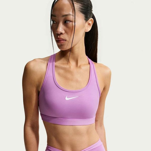 運動中も パッドがずれることはありません。 このスウッシュ ブラはパッドを縫い込んで固定したデザイン。ずれや折り曲げを心配することなくハードに運動できます。 ワークアウトやダンスクラスに最適。ミディアムサポートで快適に包み込み、ずれを防止し...