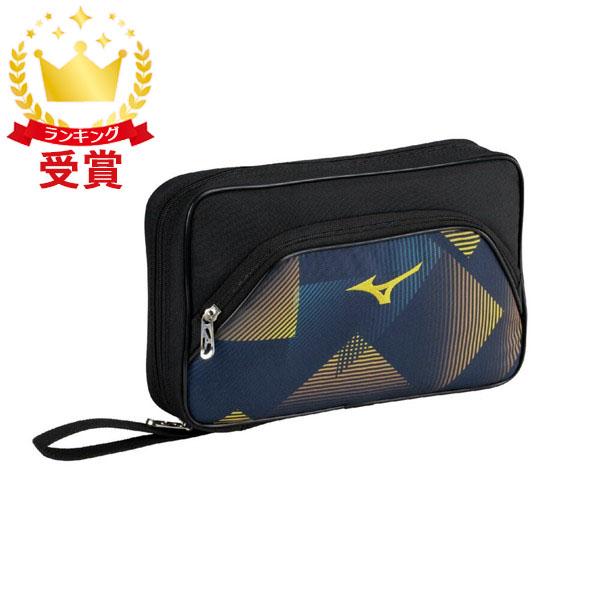 定番の2枚入り、デュアルアクセスできるケース。ベーシックな色に加え、グラフィックデザインも新登場、環境に配慮したリサイクル生地を使用。※プリント生地がランダムに裁断されるため、同じデザインでも、見え方が画像とは異なる場合もあります。素材: ...