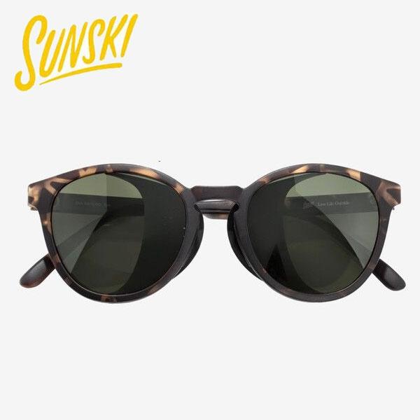 何十年も昔の登山やスキー時代にタイムスリップしたかのような、クラシックなラウンドシルエットのテラ。日差しを防ぐマグネット式のサイドシールドと、グリップ力を高めるラバー製のノーズパッドが特徴です。SUNSKIの中で一番人気のディプシーをもとに...