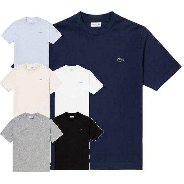ラコステ伝統のクラシックフィットシルエットで仕立てた、定番のクルーネックTシャツ。左胸には、アウトラインだけに配色を残した、ボディと同色のクロックエンブレムを配置。例年に比べてヘビーオンスのボディでアップデートした、エッセンシャルな1枚です...