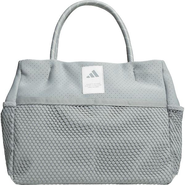 アディダスのマストハブ トートバッグ シーズナルは、スタイルと実用性を兼ね備えたアイテム。機能性とファッション性の融合を求める人のためのデザインで、アクティブな日常に最適なトートバッグ。必需品をしっかり持ち運べる容量を確保。内側には、モバイ...