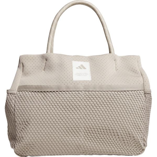 アディダスのマストハブ トートバッグ シーズナルは、スタイルと実用性を兼ね備えたアイテム。機能性とファッション性の融合を求める人のためのデザインで、アクティブな日常に最適なトートバッグ。必需品をしっかり持ち運べる容量を確保。内側には、モバイ...