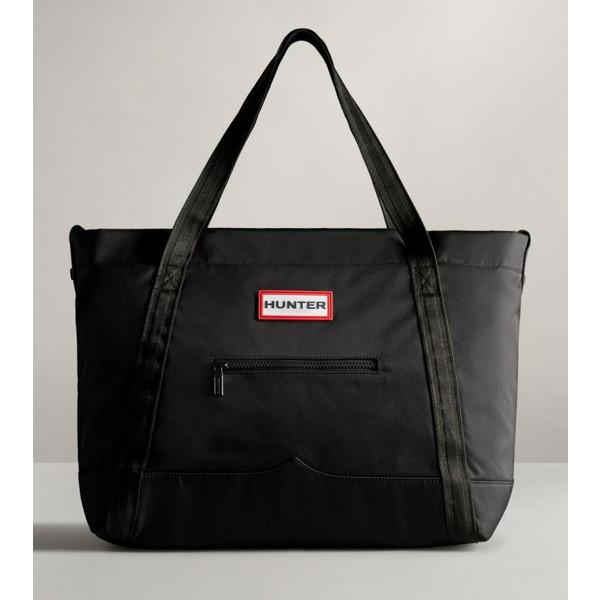 ハンターの耐候性に忠実なナイロンラージトップクリップトートは、耐水性のある表地とリサイクルポリエステルの裏地で抜群の保護力を持っています。中身をさらに保護できるように強化されたベースで補完され、ジムや旅行などに理想的なサイズに仕上がっていま...