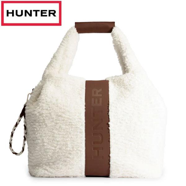 見た目も肌触りもふわふわで可愛らしい、思わずお出かけに持ち歩きたくなるブークレバッグシリーズが登場しました。ラージ トートは19Lの大容量で、荷物の多い冬のお出かけや旅行にも最適なバックです。内側には小物収納に便利なジップ付きのポケットとク...