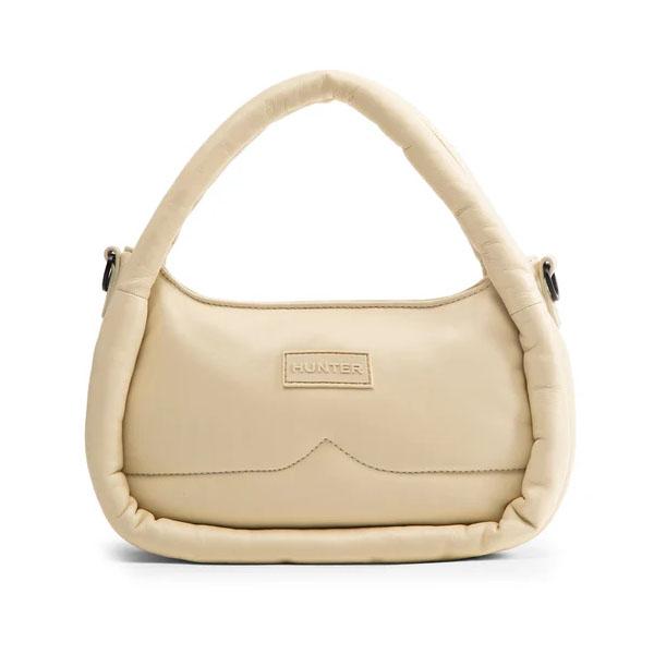 耐水性レザーと止水加工ジップで、少しの雨でも安心のレザー フレームド ミニ ホーボー クロスボディ。半月型のデイリーユースに最適な新しいシルエットで、付属のウェビングストラップを取り付ければ、ショルダーバックとしても使用可能です。内側に、小...