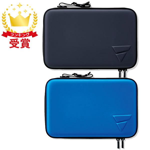 製造国：中国カラー：ブルー、ブラックサイズ：W17.5×H28×D5cm素　材：EVA/PU 裏地：ポリエステル光沢のあるハードタイプのラケットケース。大切なラケットを保護。内部にメッシュポケットとゼッケン収納ループ付き。【02905100...