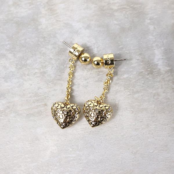 Coach コーチ Quilted C Heart Drop Earrings 37460417 ドロップピアス ピアス 両耳用 アクセサリー ハート 真鍮 キルテッド Cロゴ レディース商品説明オープンハートにさりげなくクリスタルをあしら...