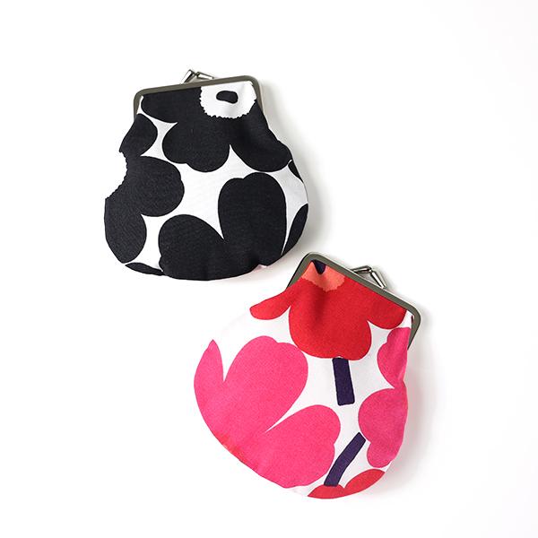 【 marimekko マリメッコ ポーチ Pieni Kukkaro Mini Unikko Purse ウニッコ がま口ポーチ 020310 091495 】ひょうたんのような丸みを帯びたフォルムが愛らしいがま口ポーチ。花をモチーフにし...
