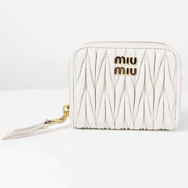 【 miumiu ミュウミュウ Matelasse Coin Purse マテラッセ ラウンドファスナー コインケース 5MM268_2FPP 】ミュウミュウを象徴する「マテラッセ」キルティングレザーを使用したコインケース。フロントにはMI...