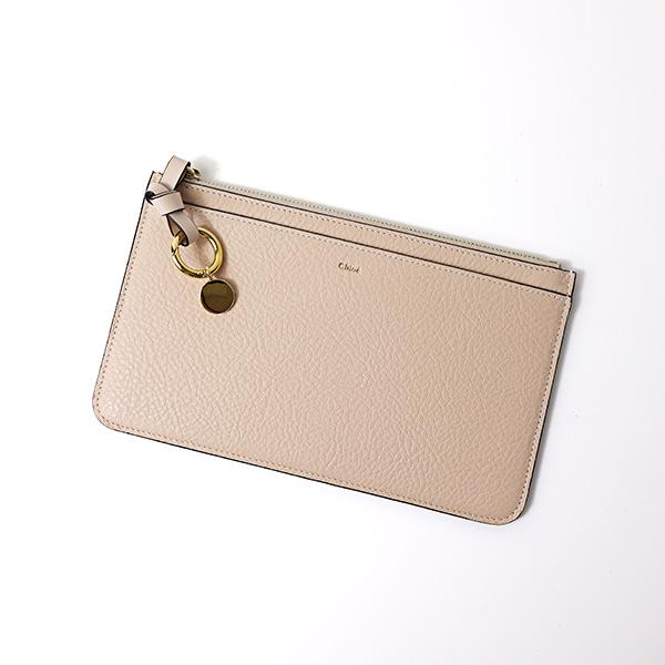 【 Chloe クロエ Pouch Alphabet アルファベット コインパース CHC20UP720H9Q 】繊細なシボ模様が美しいグレインカーフスキンを使用したエレガントなコインケース「Alphabet(アルファベット)」。ノットモチ...