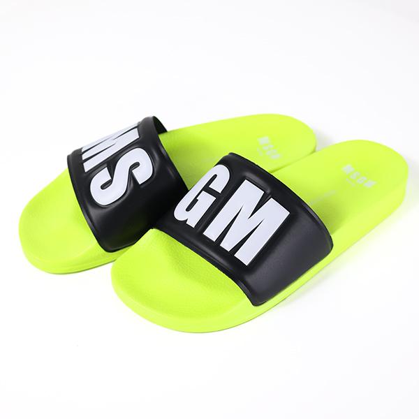 【 MSGM エムエスジーエム スライドサンダル Logo Sliders 3440MS209 830 】軽快な履き心地で、水まわりにも対応するスライドサンダル。コントラストカラーのシングルバンドに、左右で揃うMSGMロゴの型押しがアクセン...