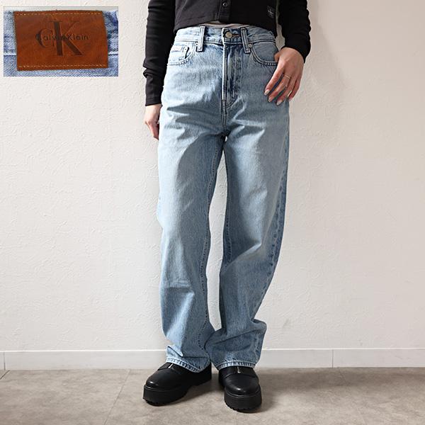 ■商品説明カーブラインを描くルーズフィットのバレルレッグジーンズ。ハリのあるコットンデニムを使用し、ハイライズ仕様に仕上げています。コインポケットのCalvin Kleinラベルや、バックウエストのモノグラム入りレザーパッチがアクセントを添...