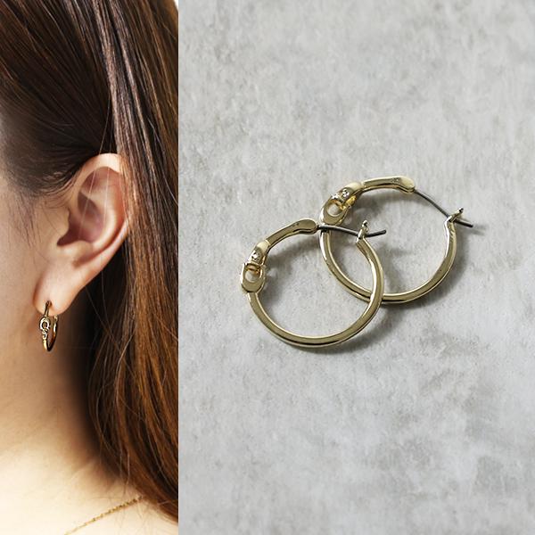 Coach コーチ ピアス Interlinked C Hoop Earrings 37408160 レディース フープピアス アクセサリー Cロゴ 両耳用商品説明コーチを象徴する「C」ロゴが連なったフープピアス。さりげないストーンが上品で...