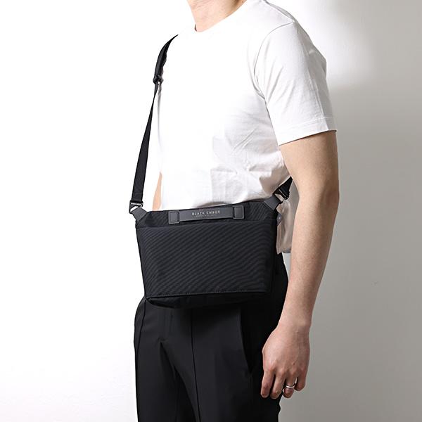 BLACK EMBER ブラックエンバー ショルダーバッグ SACOCHE 110007 メンズ サコッシュ ナイロン 防水 クロスボディ ミニバッグ 鞄■商品説明身軽なお出かけに最適なシンプルなショルダーバッグ。耐摩耗性・防汚性・防塵性に...