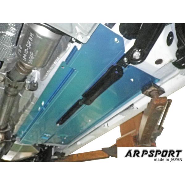 フロアーはダート走行では、フロントタイヤの蹴った石や轍によって最もダメージを受ける部分です。フロアーに通っている燃料やブレーキオイルの配管を破損してしまうと競技を続ける事が出来なくなってしまいます。また、フロアーに大きなダメージを受けフロア...