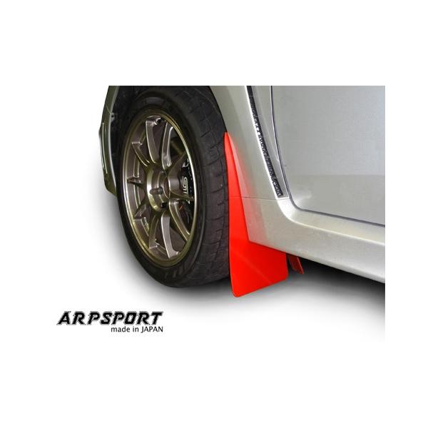 ラリータイヤの蹴石を受け止め、ボディーやサスペンションを守るのがマッドフラップです。強度抜群の3mm厚のウレタンシートとアルミステーを使用しています。車種別専用タイプなので、取り付けは簡単な工具でＯＫ。無地。※写真は参考画像です。