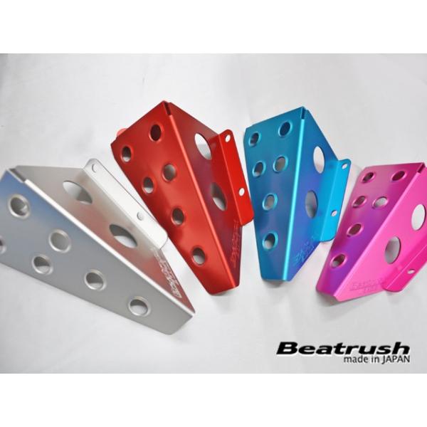 Gのかかるスポーツ走行で体を安定させるフットレスト。本体を純正より大型化し使いやすく、そしてペダルワークの邪魔にならないように配慮し設計しています。取り付けは純正フットレストと付け替えるだけ、工具があれば10分もかからずDIYで取り付け可能...