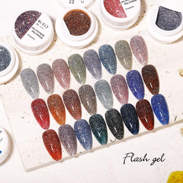 透きとおるようなカラーに高輝度フラッシュとキラキラのラメ入り。カラバリも24色。ベースがクリア系のため、落ち着きのあるカラーがメインとなっております。全体にワンカラーで塗っても、アートやフレンチでもおすすめです。■内容量：3g■タイプ：ソフ...