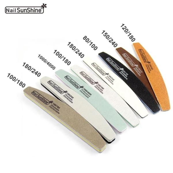 80G〜100→スカルプチャーやアクリル素材のもの)を削ったり、 人工爪の表面を削ることができます。150G〜180→自爪の長さを整えたり、ネイル前の自爪表面のサンディングに使用します。240〜320G→自爪の表面を整えたり、取り除けなかっ...