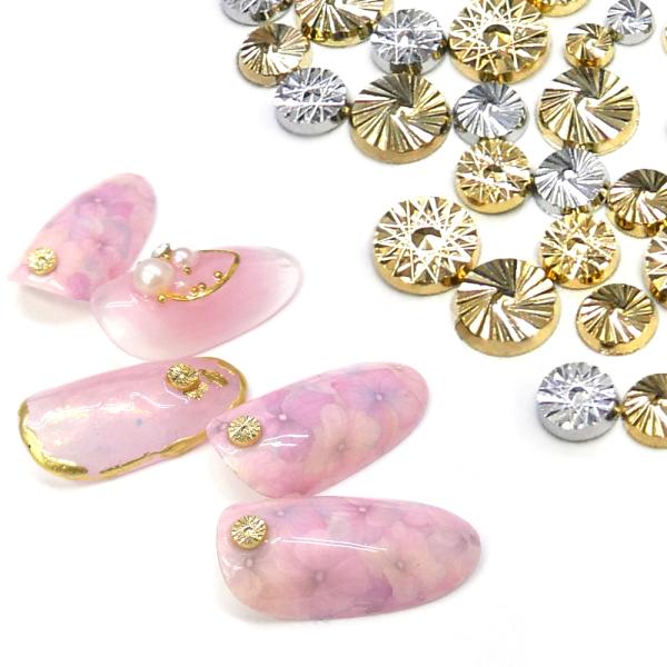 ネイルアートの定番、ゴールドスタッズ。繊細な彫刻風カットが、上品かつ大人ネイルにはかかせない雰囲気を感じさせます。一粒置くだけでワンランク上のネイルへ。 雑誌にも多数掲載されているデザインです。■サイズ:2mm〜4mm■厚さ:約0.8mm■...