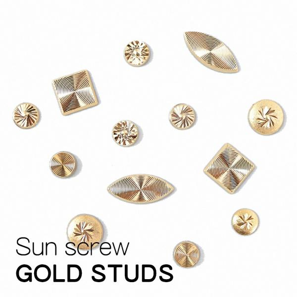 ネイルアートの定番、ゴールドスタッズ。繊細な彫刻風カットが、上品かつ大人ネイルにはかかせない雰囲気を感じさせます。一粒置くだけでワンランク上のネイルへ。 雑誌にも多数掲載されているデザインです。■サイズ:2mm〜4mm■厚さ:約0.8mm■...