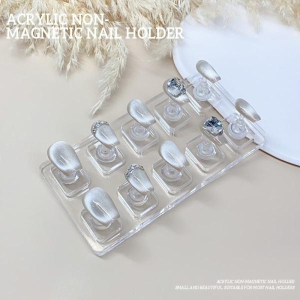 マグネットジェルを使用すると土台のマグネットがわずかに邪魔します。こちらのチップスタンドはマグネットを使用していないため、マグネットジェルに反応しません。チップの固定には粘着グミか粘着テープをご利用ください。素材：樹脂数量：画像参照海外製品...