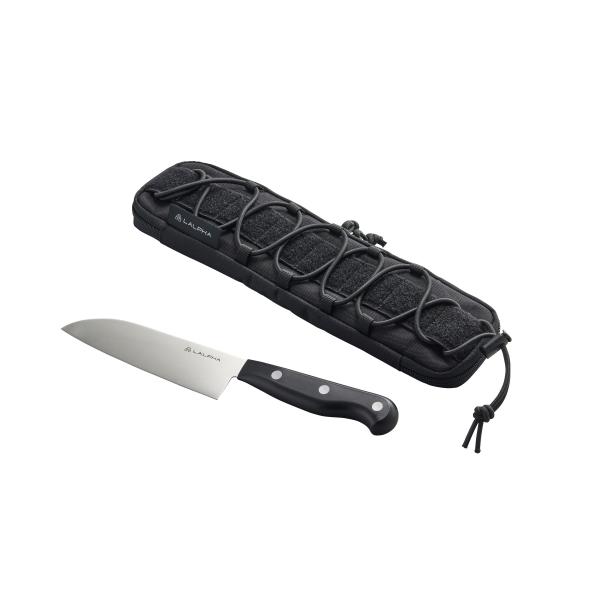 燕三条の職人による「手研ぎ刃付け」で美しい切れ味を実現。刃渡り145mmと標準的なサイズの三徳包丁ですのでアウトドアでも家の中でもマルチに活躍します。包丁の持ち運びに関しては何かと気を使うと思いますがこちらの包丁には安全に持ち運びができる専...