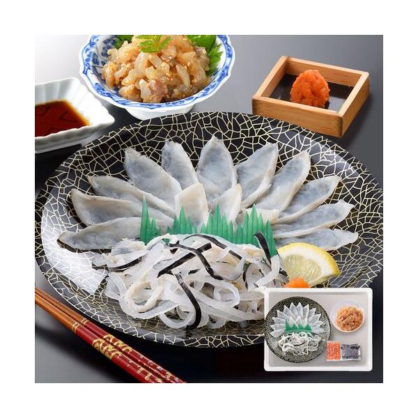 ふくの身を熱湯にサッとくぐらせた後、氷水に浸けることにより旨味を閉じ込める伝統技法「霜降造り」。霜降り加工した真ふく刺身と、とらふく塩辛のセットです。お刺身と塩辛、それぞれの食感と旨味を食べ比べながらお楽しみください。 爆買