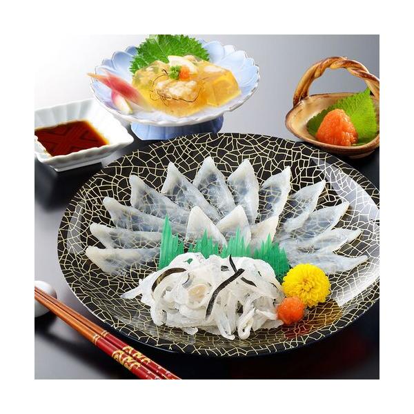 1枚1枚丁寧に丹念に盛り付けたとらふく刺身と、とらふくの皮とさばふくの身の入ったふく煮こごりのギフトセットです。ふく煮こごりは上品な出汁の味と、ほのかに香るゆずの香りがふくを包み込みます。ふくを楽しんでいただくのに最適な商品です。 爆買