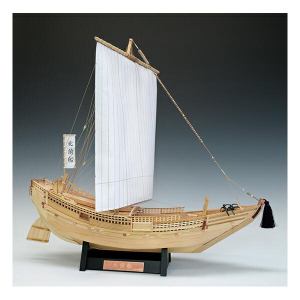 北前船とは江戸時代から明治初期にかけて北海道から日本海側を下関経由で大阪まで運行（西廻り）した大型貨物帆船です。太平洋側を運行（東廻り）していた菱垣廻船と違い、荒波の日本海に対応するために船体の反りが大きいのが特徴です。解りやすいカラー説明...