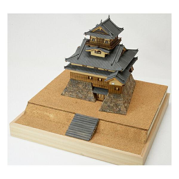 最古の現存天守といわれる国宝犬山城（別名伯帝城）は、木曽川南岸の崖の上にあり、天文6年（1537年）織田信長により築城された。城は、平山城、複合式望楼型四重（三重四階）地階2階で、野面積み石垣の上に建つ。3階唐破風、4階回廊は成瀬氏の増築と...