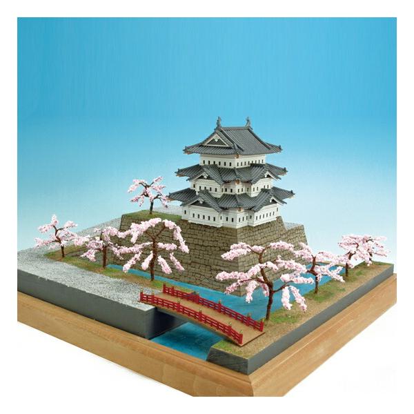 完成品寸法 （約）全幅:340mm,全高:185mm,奥行き:305mm （飾り台含む） 製作参考時間 （約）45時間  特長 ウッディジョーの城シリーズに新しく弘前城が加わりました。 今回のキットは桜の名所でもある弘前城の特徴を 美しく、...