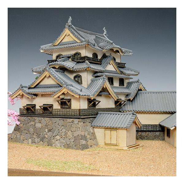 完成サイズ:全幅300mm×奥行300mm×全高172mm製作参考時間:40時間●約20年の歳月をかけて完成した彦根城は現存する国宝5天守の一つであり三重三階地下一階の小規模の天守ながら外観は非常に富んでいる。●模型は木製部品12種の他、瓦...